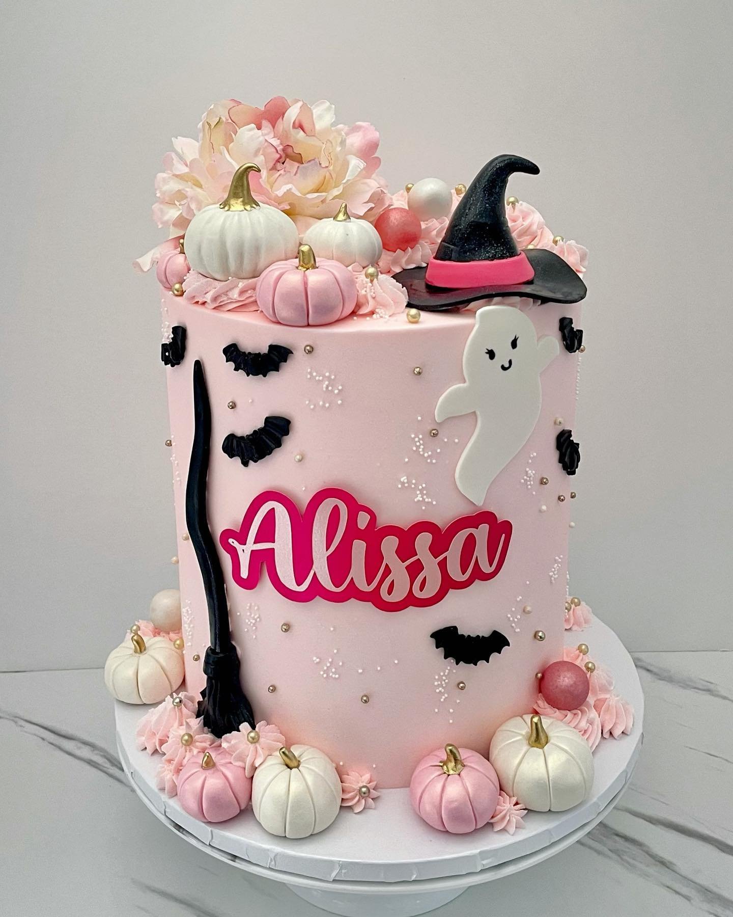 16 Spooky Halloween Birthday Cake Ideas You'll Love 🎃