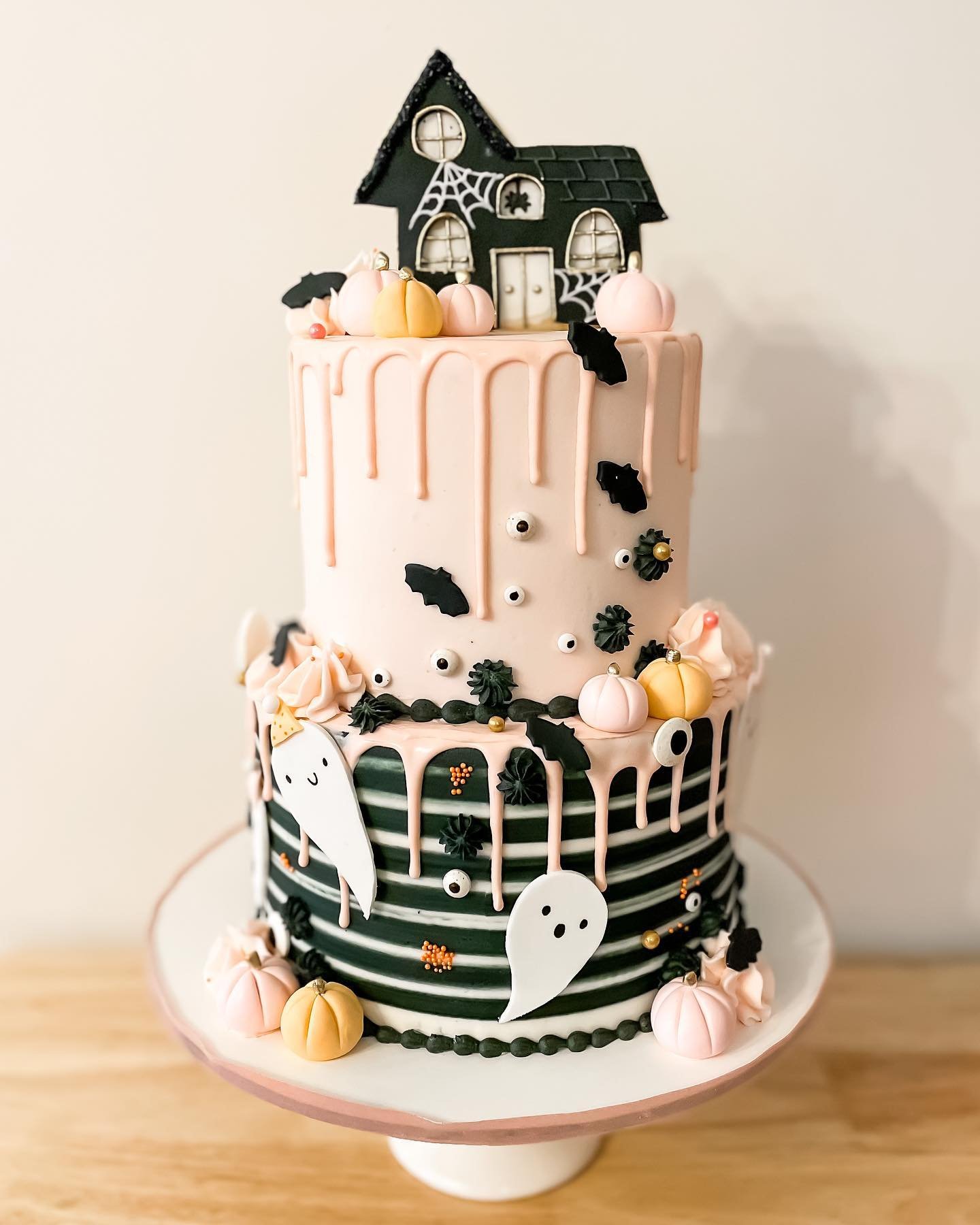 16 Spooky Halloween Birthday Cake Ideas You'll Love 🎃
