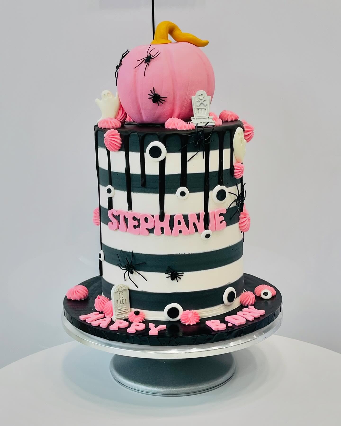 16 Spooky Halloween Birthday Cake Ideas You'll Love 🎃
