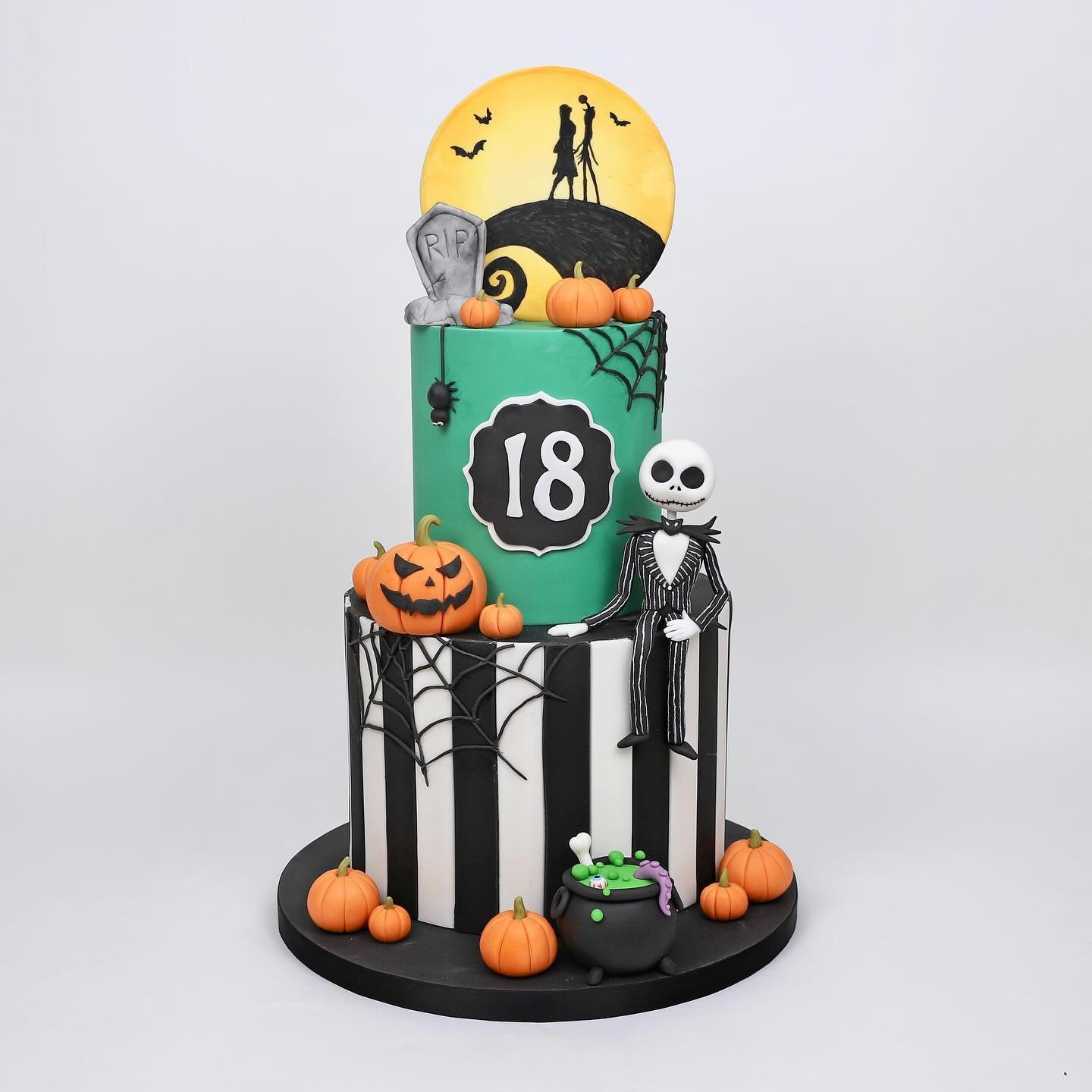 16 Spooky Halloween Birthday Cake Ideas You'll Love 🎃