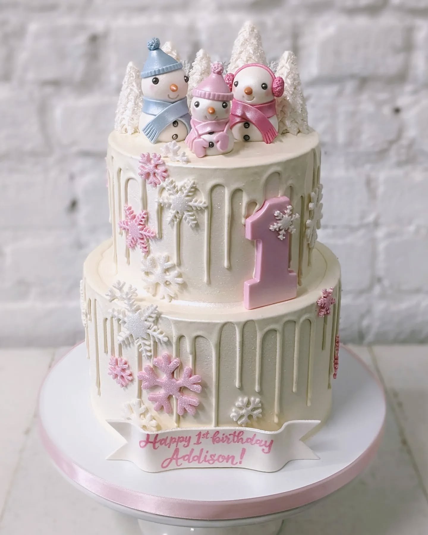 20 Cozy & Creative Winter Birthday Cake Ideas