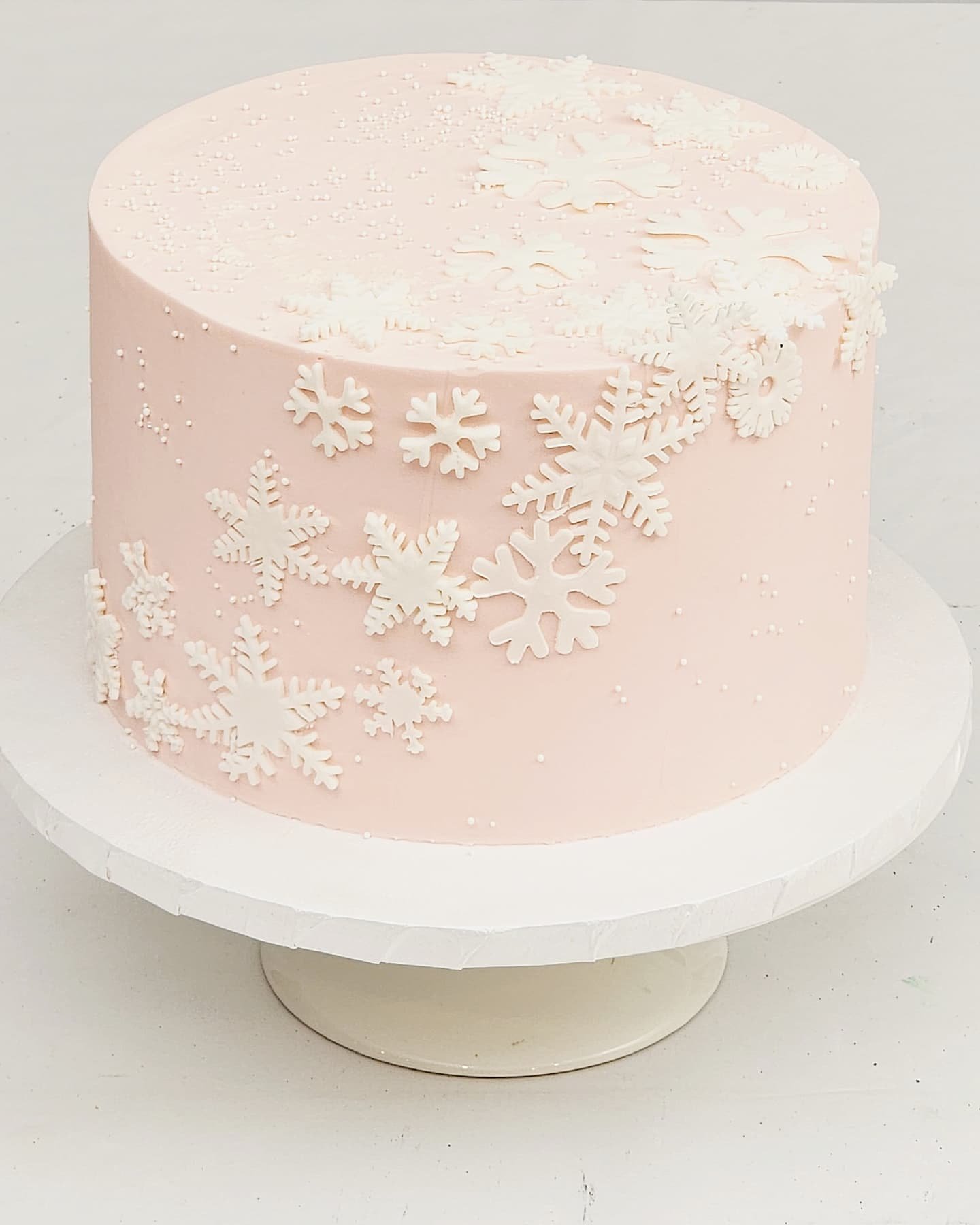20 Cozy & Creative Winter Birthday Cake Ideas
